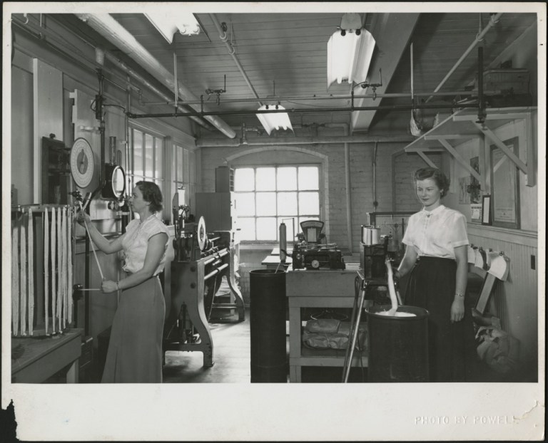 Fabrication de textile au Canada : les archives de la Dominion Textile ...
